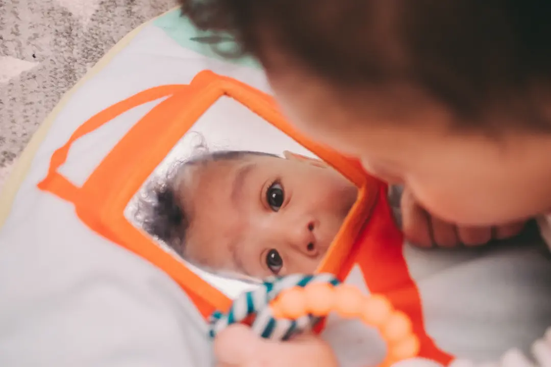 Miroir bébé : à quel âge se reconnaît-il ? - May app