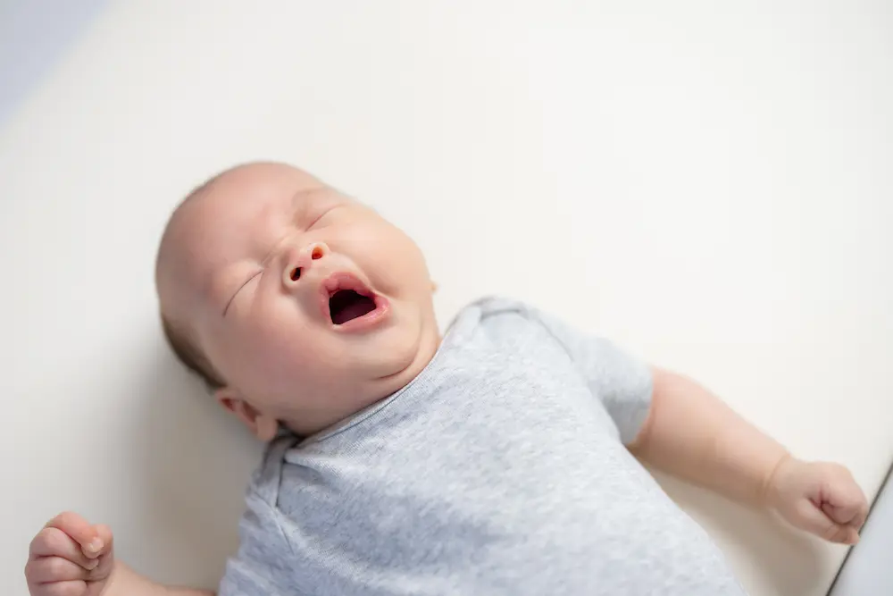 Spasme bébé qui dort : comprendre ce phénomène - May app