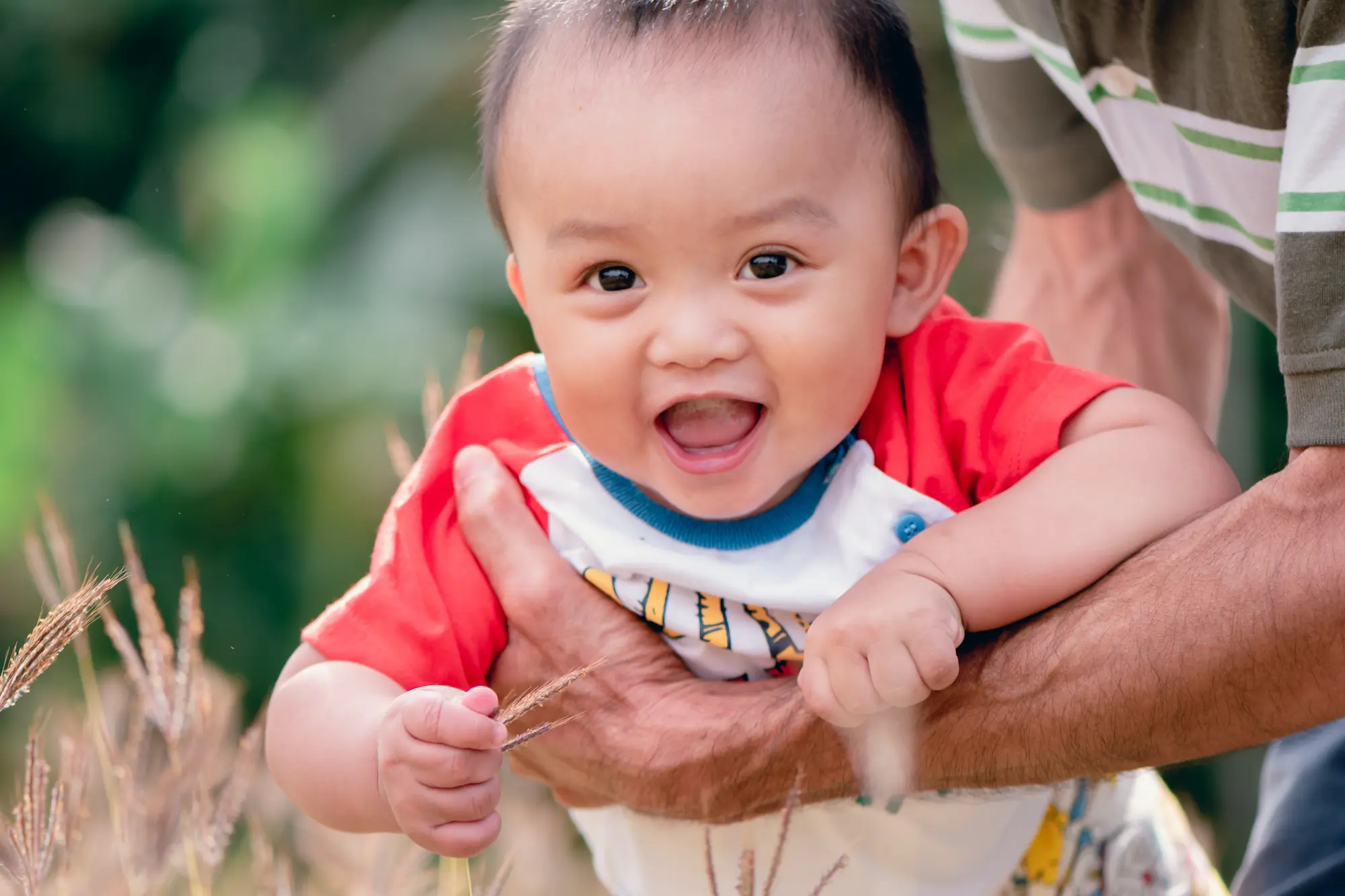 Prénom bébé arc-en-ciel : les 15 plus beaux - May app
